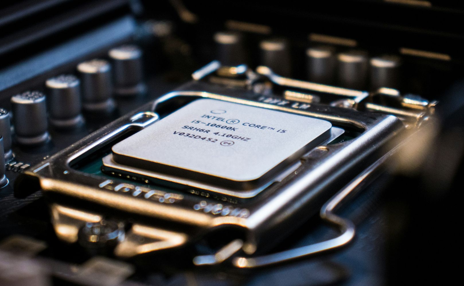 Perbedaan CPU dan GPU: Pengertian, Fungsi, Keunggulan, dan Cara ...